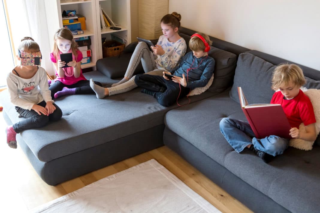 5 Disadvantages of Technology in the Classroom (And How to Overcome ...